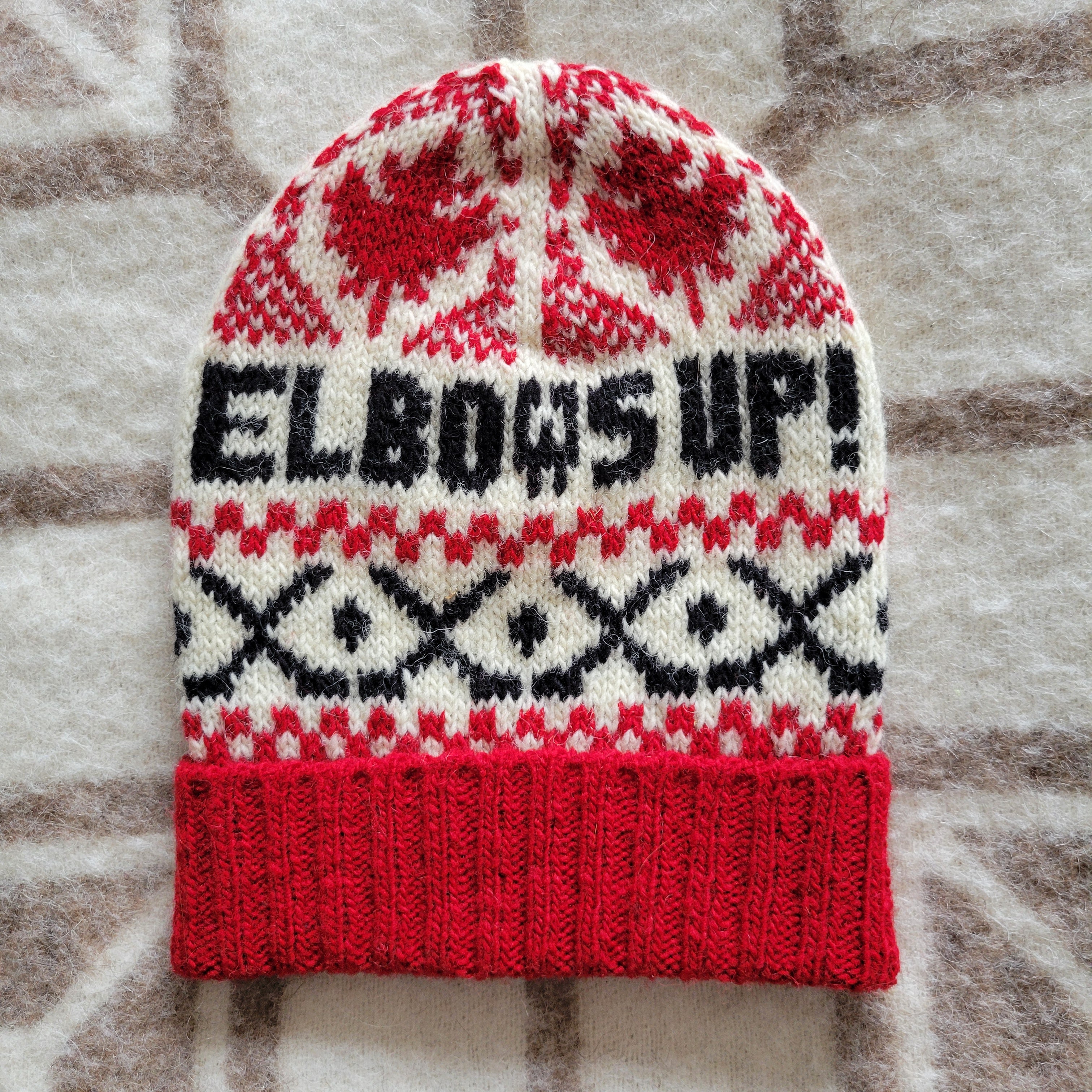 Elbows up! Toque FREE pattern – Needles in the Hay